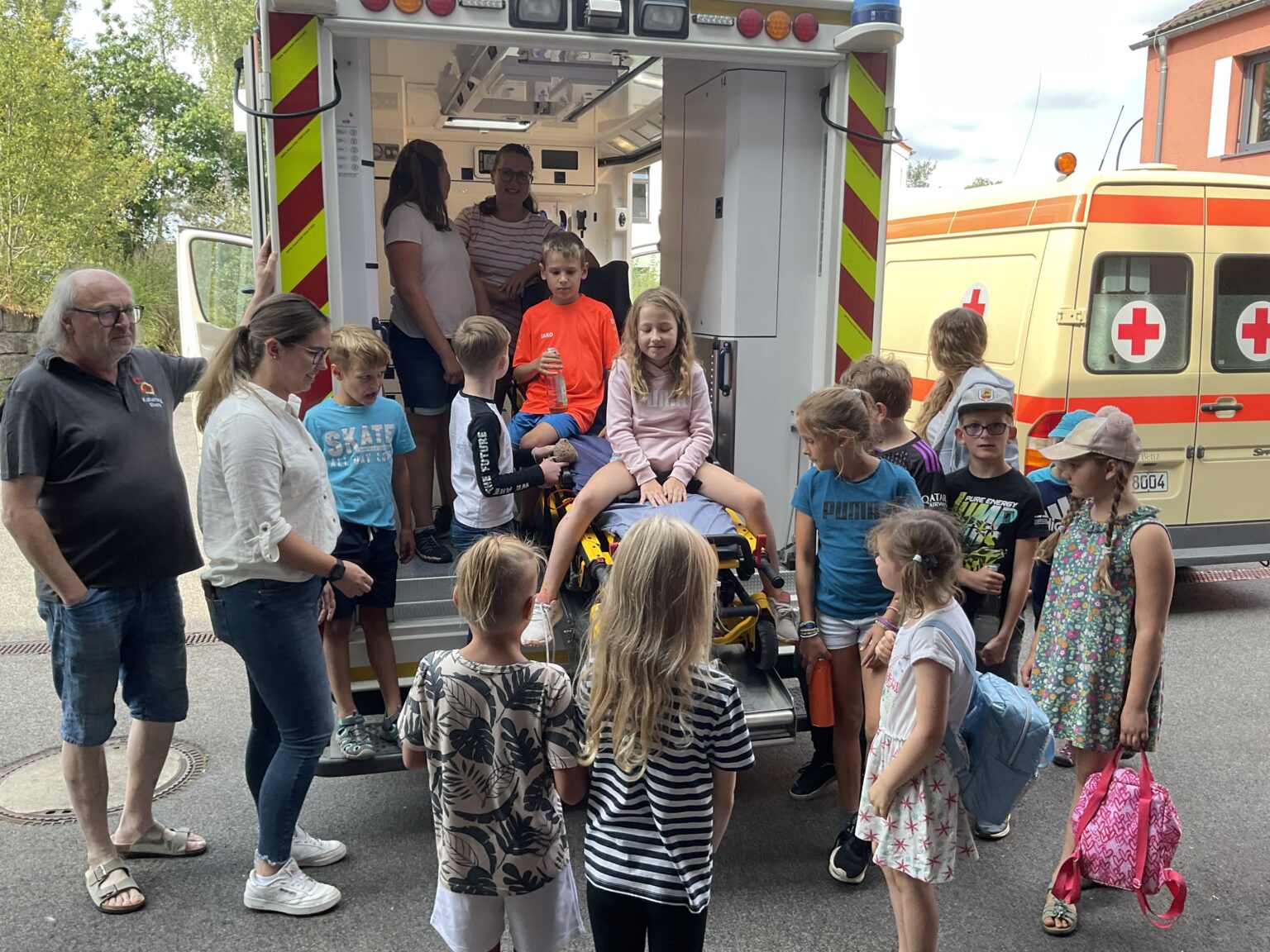 Kinder erkunden die Rettungswache Ebern – Kulturring Ebern